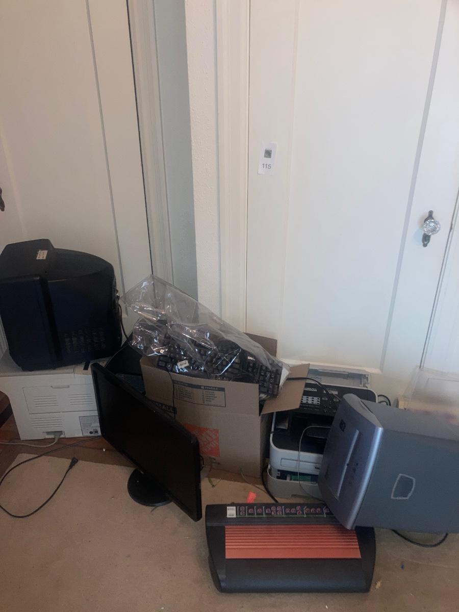 Lot of old electronics | EstateSales.org