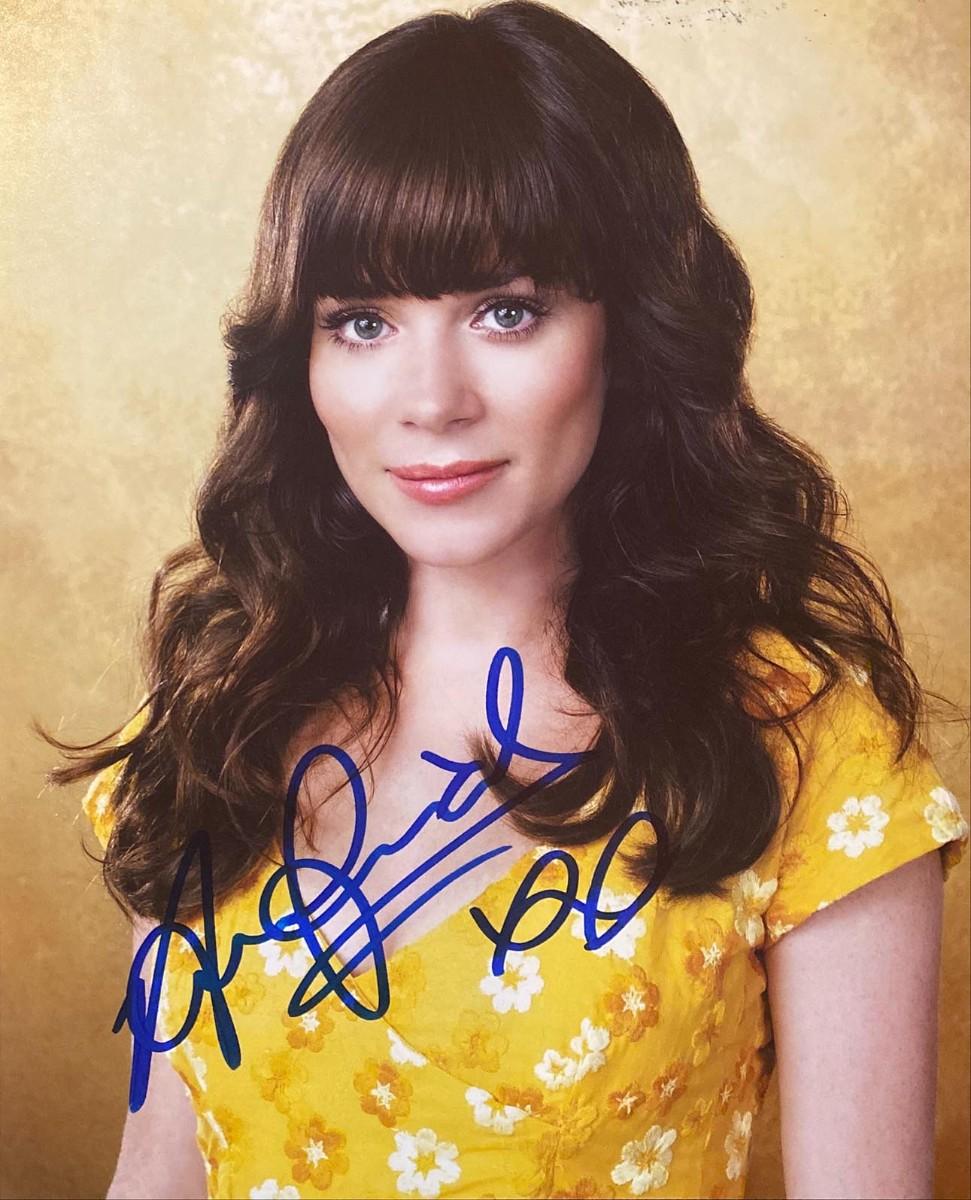 Anna Friel Signed Photo | EstateSales.org
