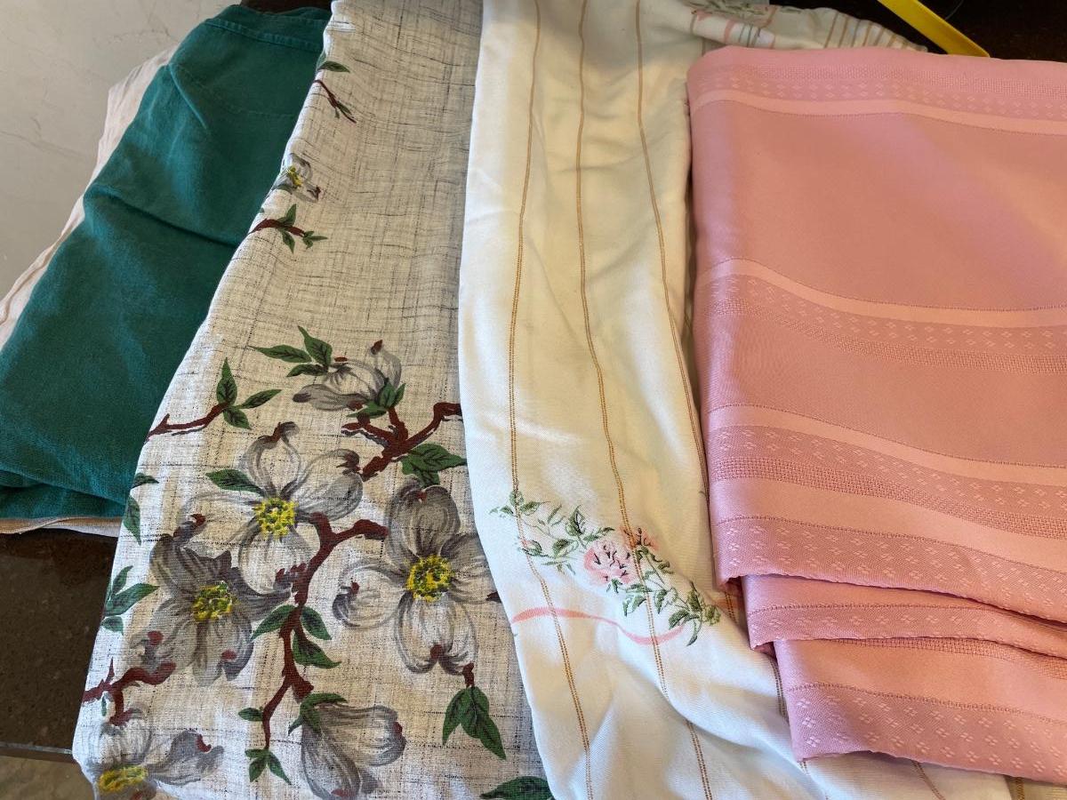 Table cloths | EstateSales.org