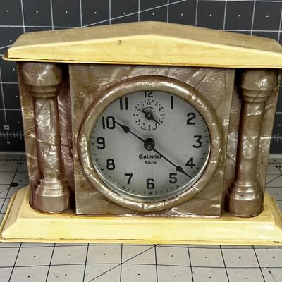 Colonial Mantel Clock, 1913 Date yet its Plastic | EstateSales.org