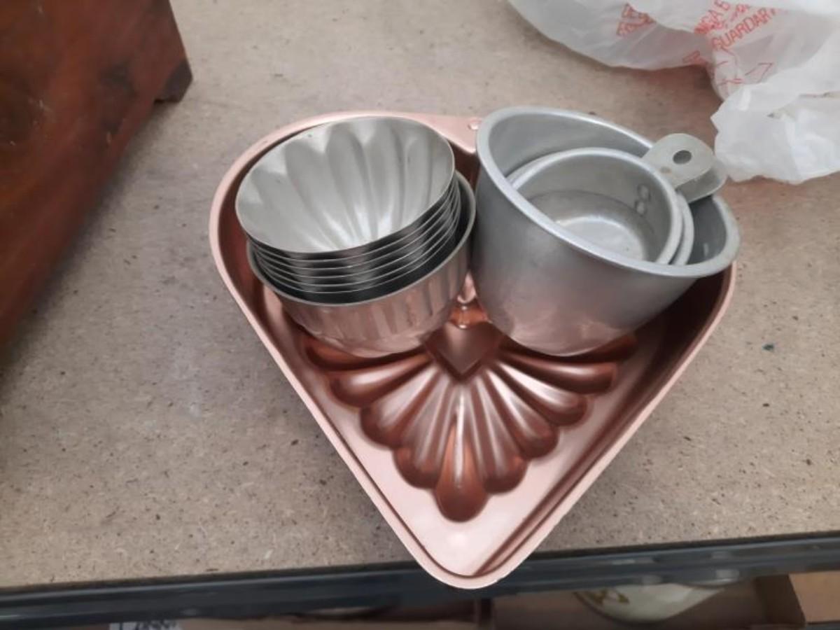 VINTAGE METAL COOKING MOLDS | EstateSales.org