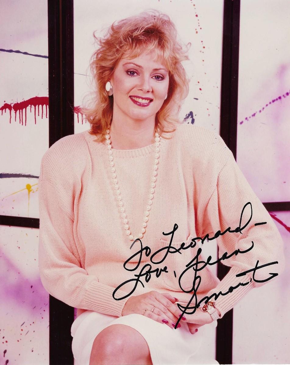 Jean Smart signed photo | EstateSales.org