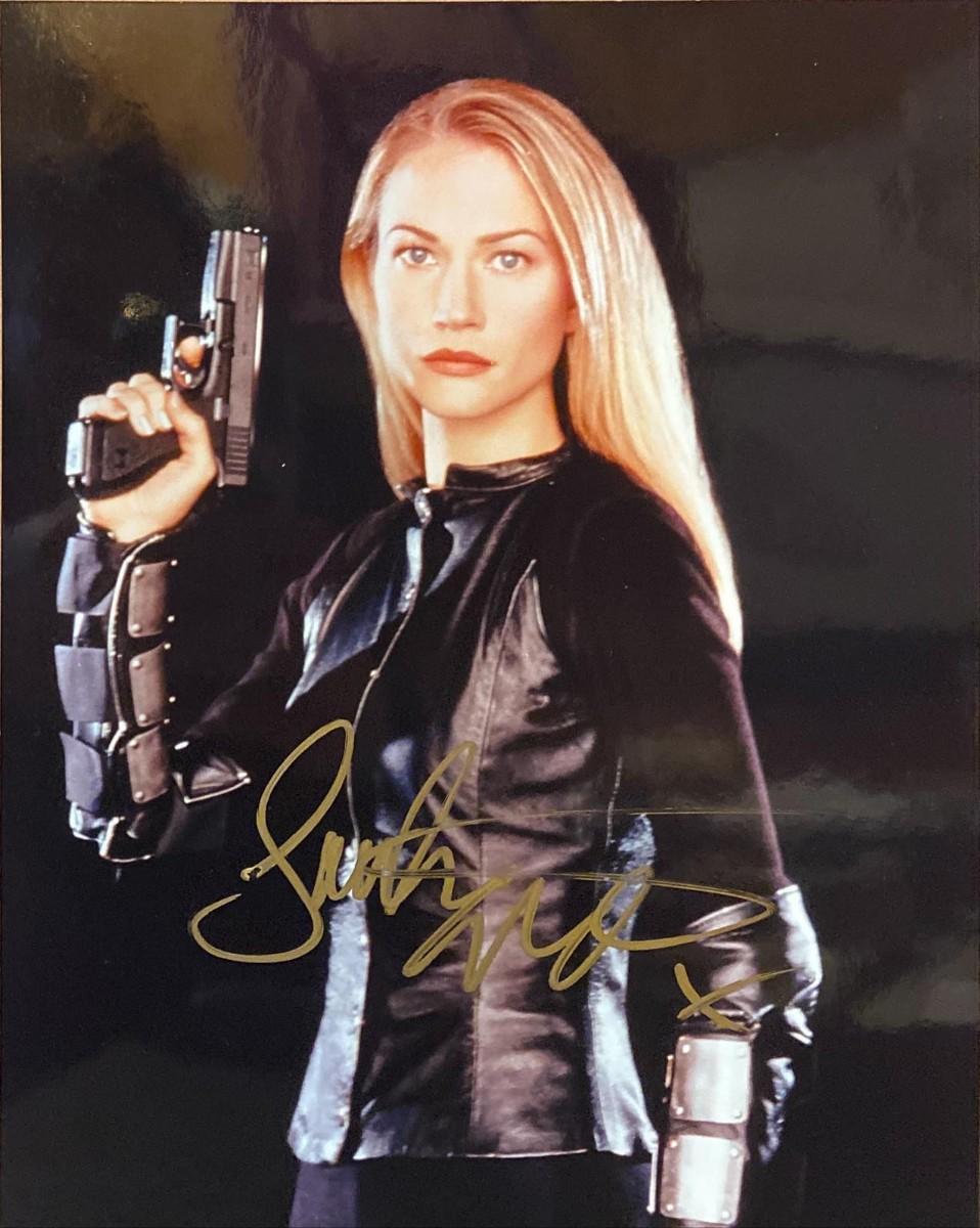 Sarah Wynter signed photo | EstateSales.org