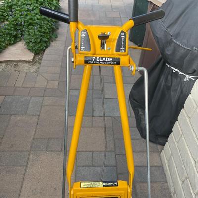 McLane Professional Front-Throw Mower Model 20 7 blade | EstateSales.org