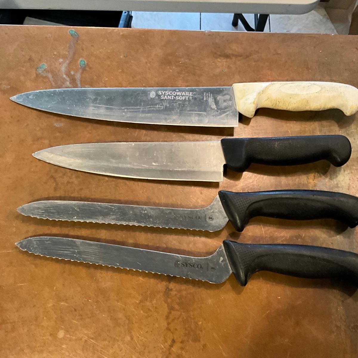 407 Sysco Black Handle and One White Knife Set | EstateSales.org