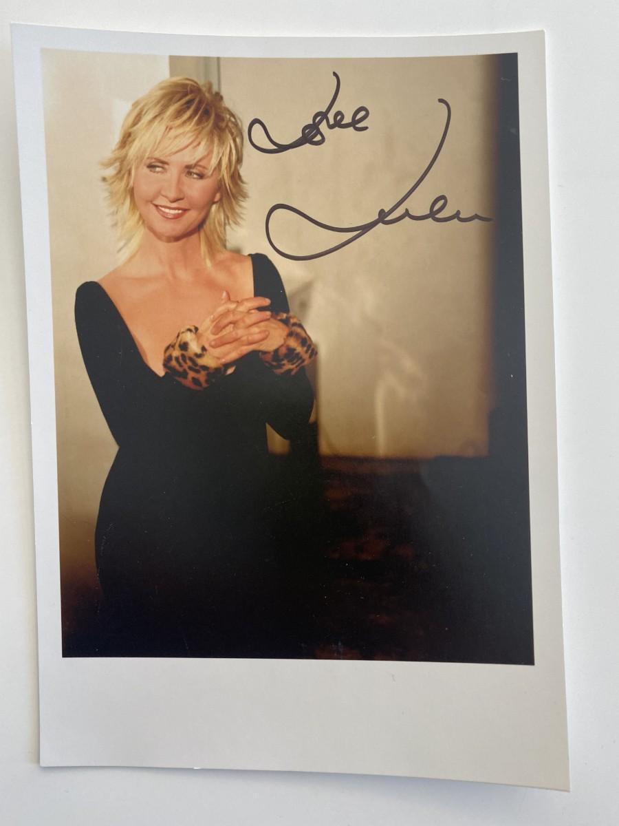 Singer Lulu signed photo | EstateSales.org