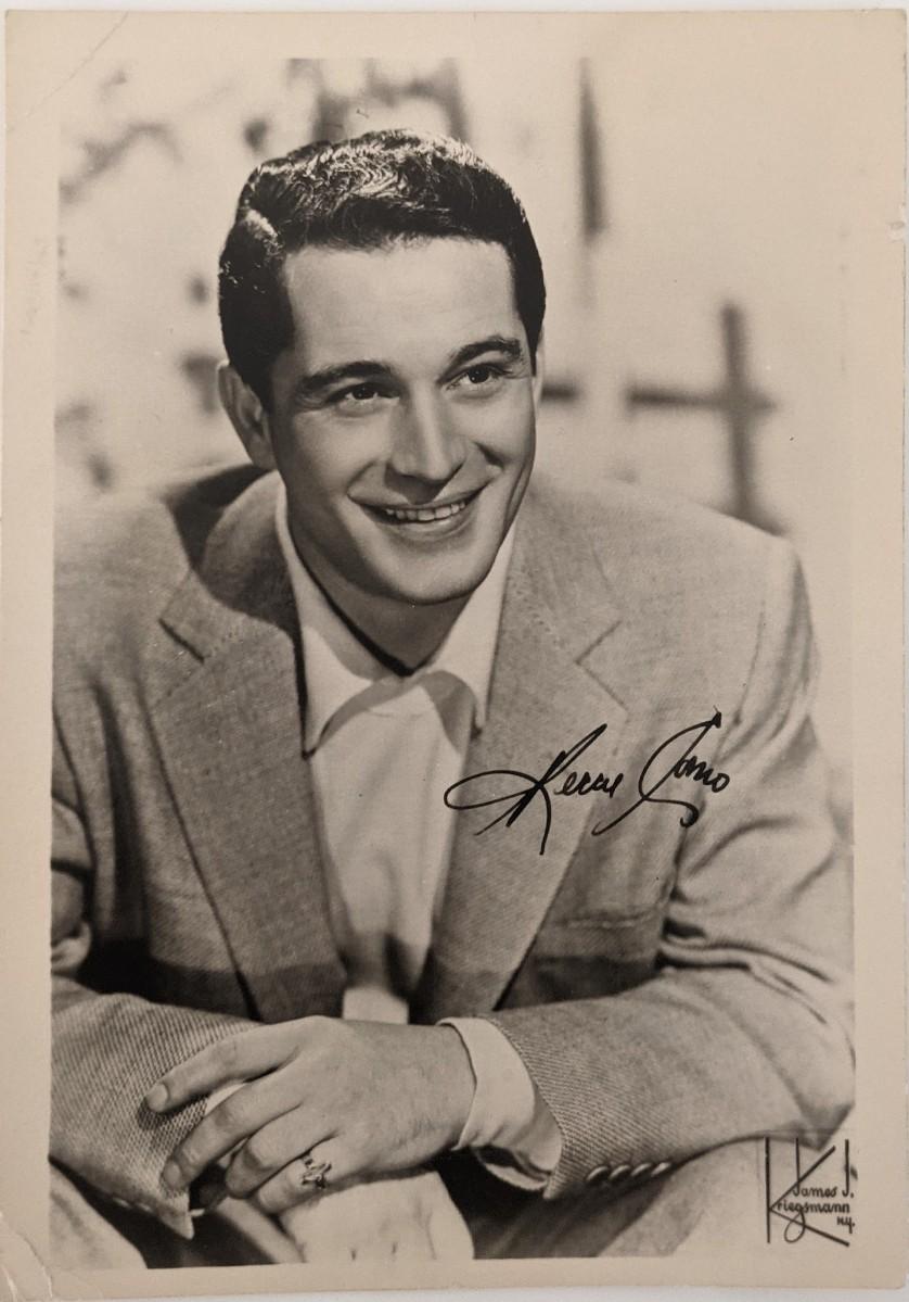 Perry Como facsimile Signed Photo | EstateSales.org