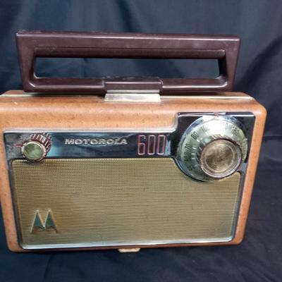 MOTOROLA 600 TUBE RADIO | EstateSales.org