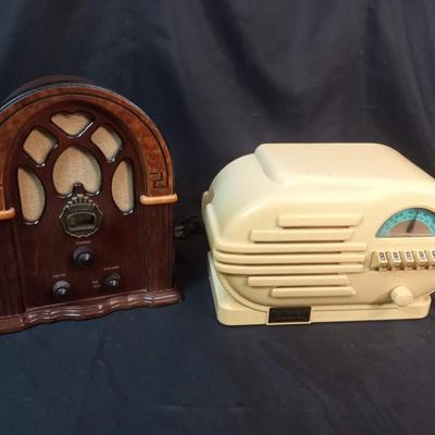 2 REPRODUCTION COLLECTOR'S RADIOS | EstateSales.org