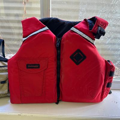 MEN'S SMALL LIFE VEST AND MEN'S XLARGE FISHING LIFE VEST | EstateSales.org