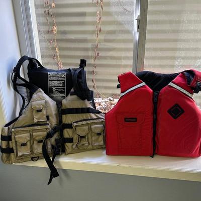 MEN'S SMALL LIFE VEST AND MEN'S XLARGE FISHING LIFE VEST | EstateSales.org