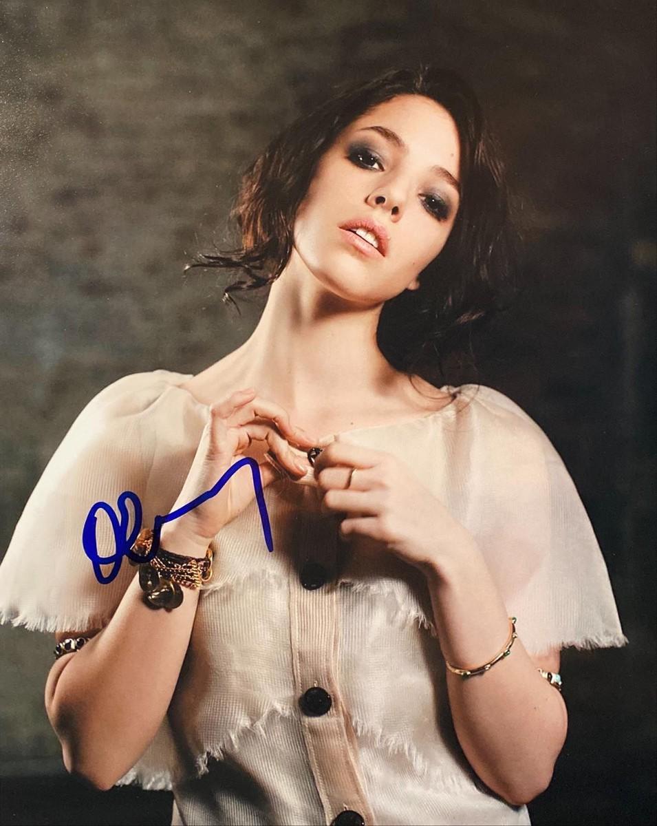 Olivia Thirlby signed photo | EstateSales.org