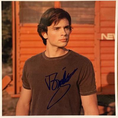 Tom Welling signed photo | EstateSales.org