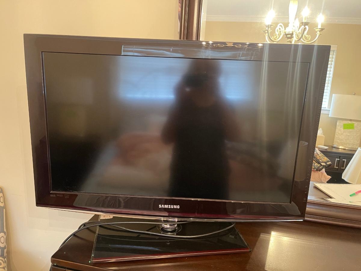 32” Samsung flat screen tv No remote | EstateSales.org