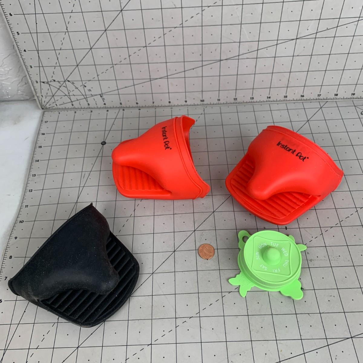 #145 Instant Pot Mini Mitts and Lid Cover | EstateSales.org