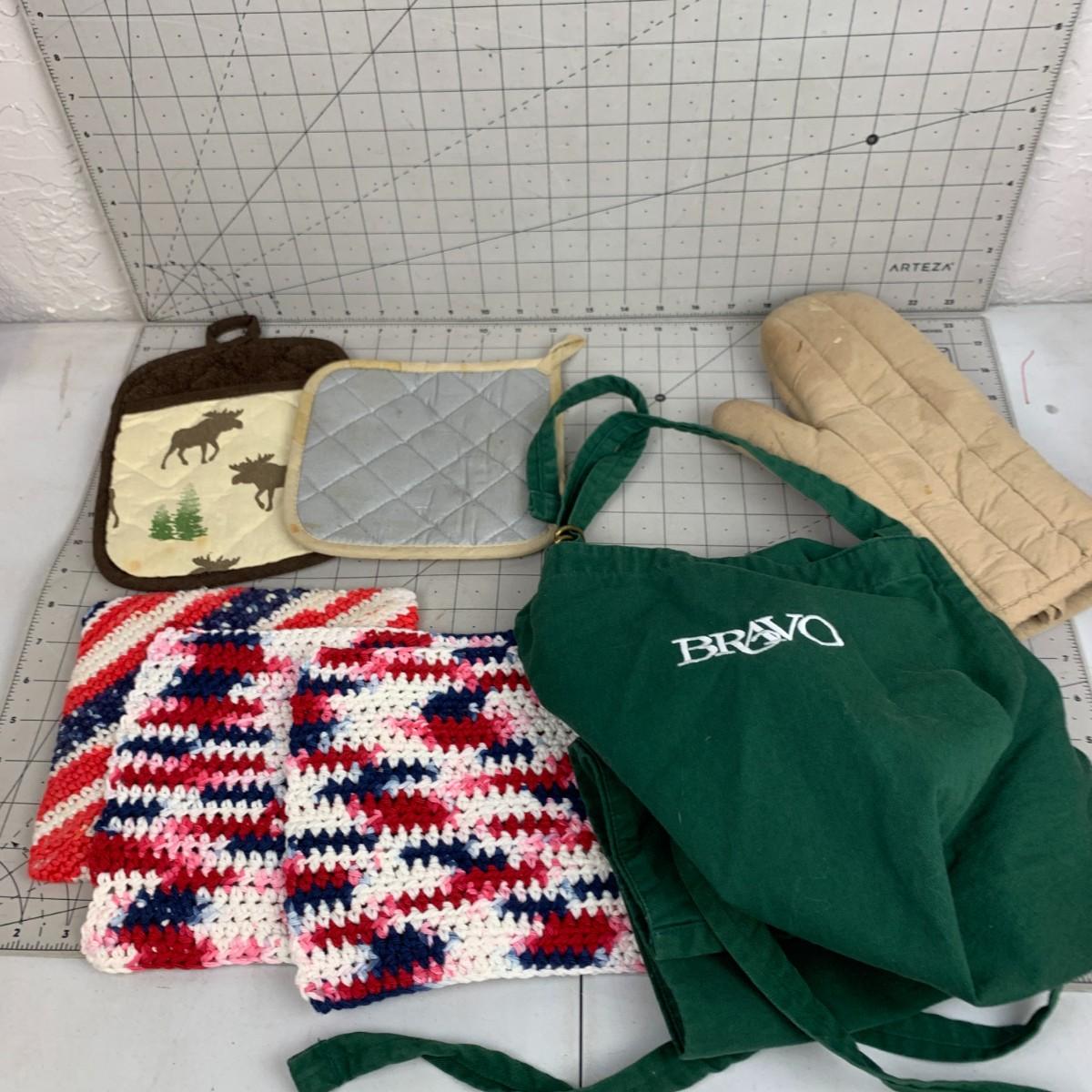 #173 Apron, Hot Pads and Oven Mitt | EstateSales.org
