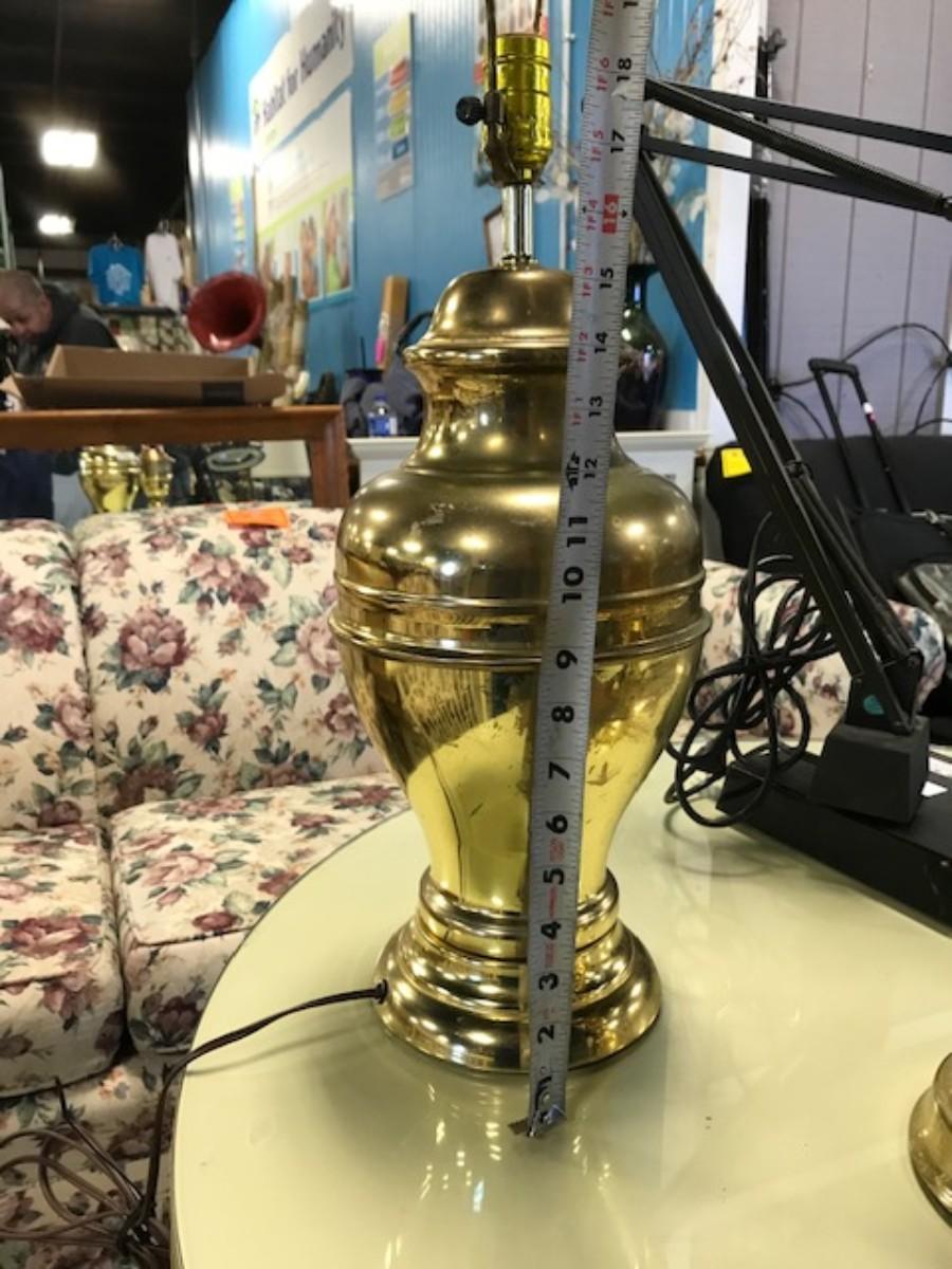 wide metal base table lamp | EstateSales.org