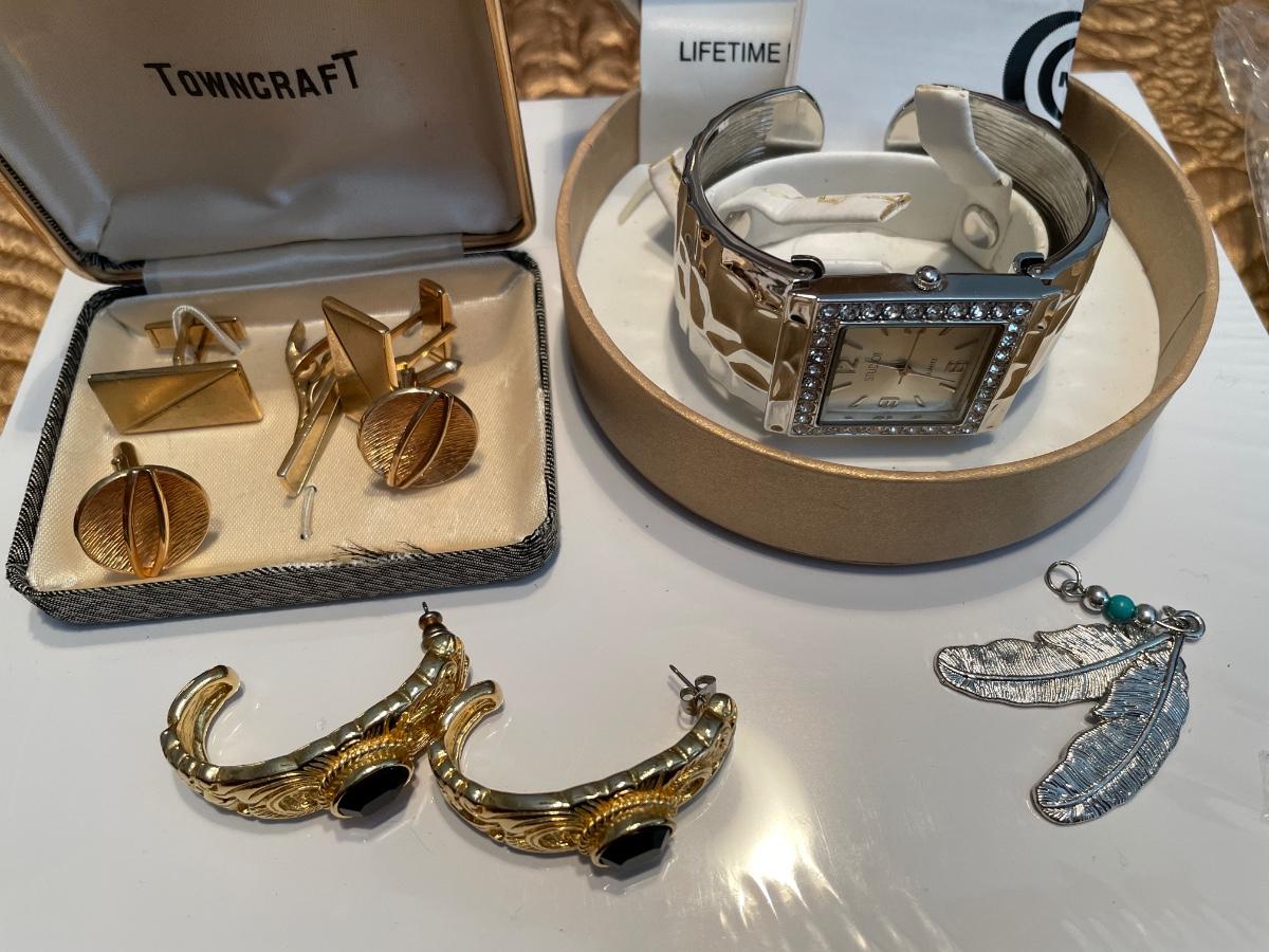 Studio Time Watch & cuff links | EstateSales.org