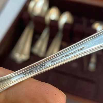 Vintage Oneida Tudor Silver Plate Flatware Silverware Set with Storage ...