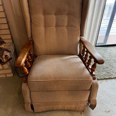 Colonial Style Rocker | EstateSales.org