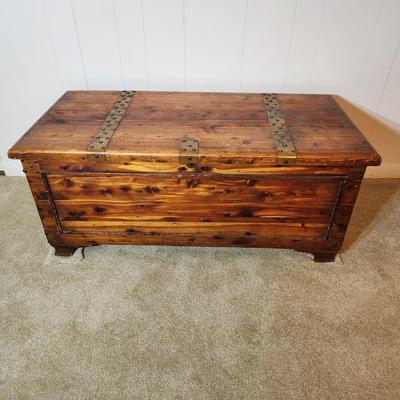 Vintage Roos Chests Sealtite Lid Cedar Chest | EstateSales.org