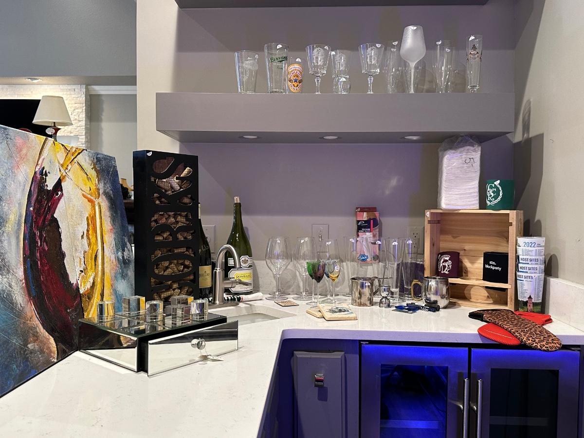 Lot 11: Bar Area Selection | EstateSales.org