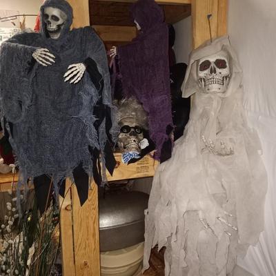 SKELETON GHOSTS AND BATTERY OPERATED SKELETON | EstateSales.org