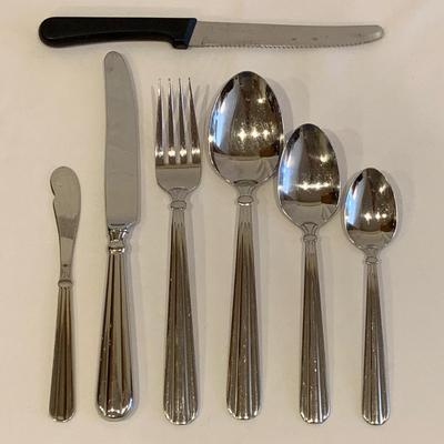 Oneida Flatware Set & Daily Chef Knives (K-HS) | EstateSales.org