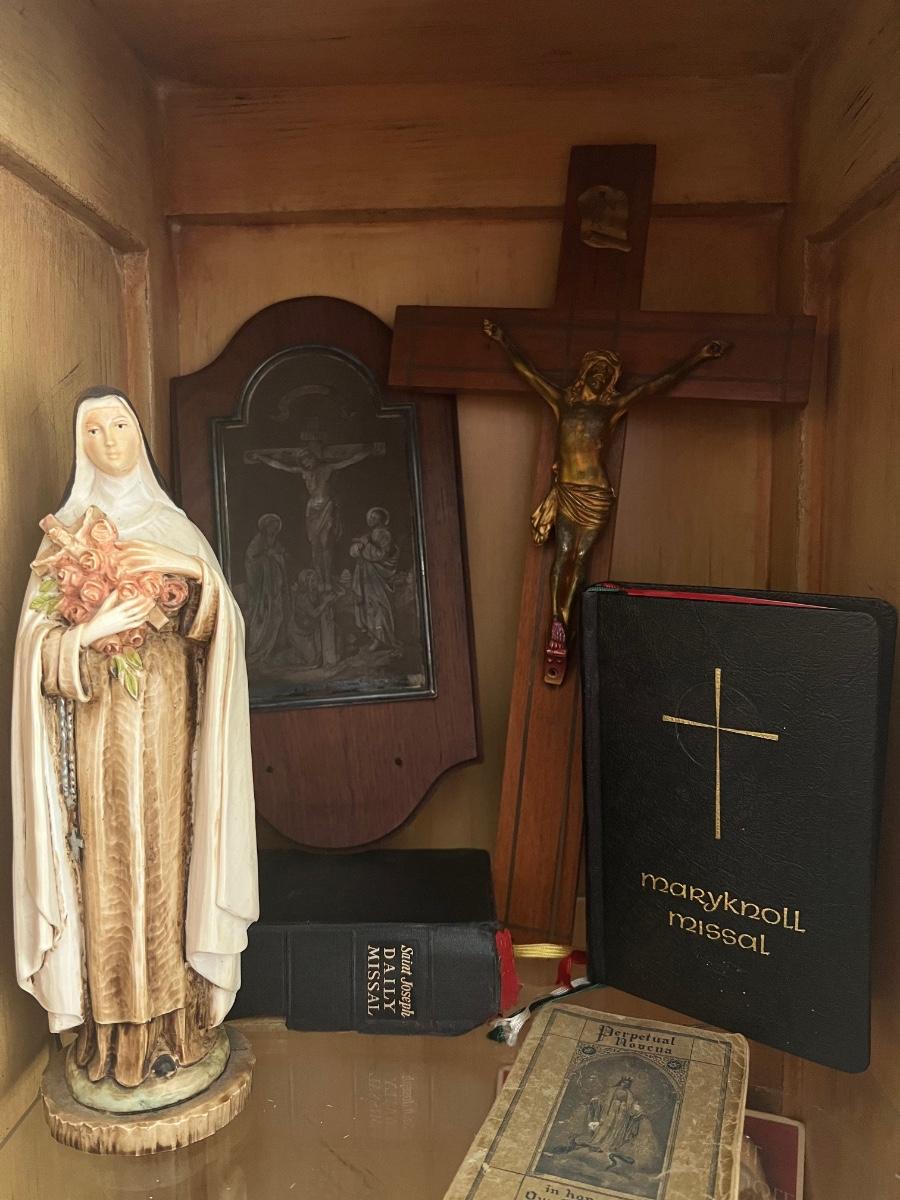Religious lot | EstateSales.org