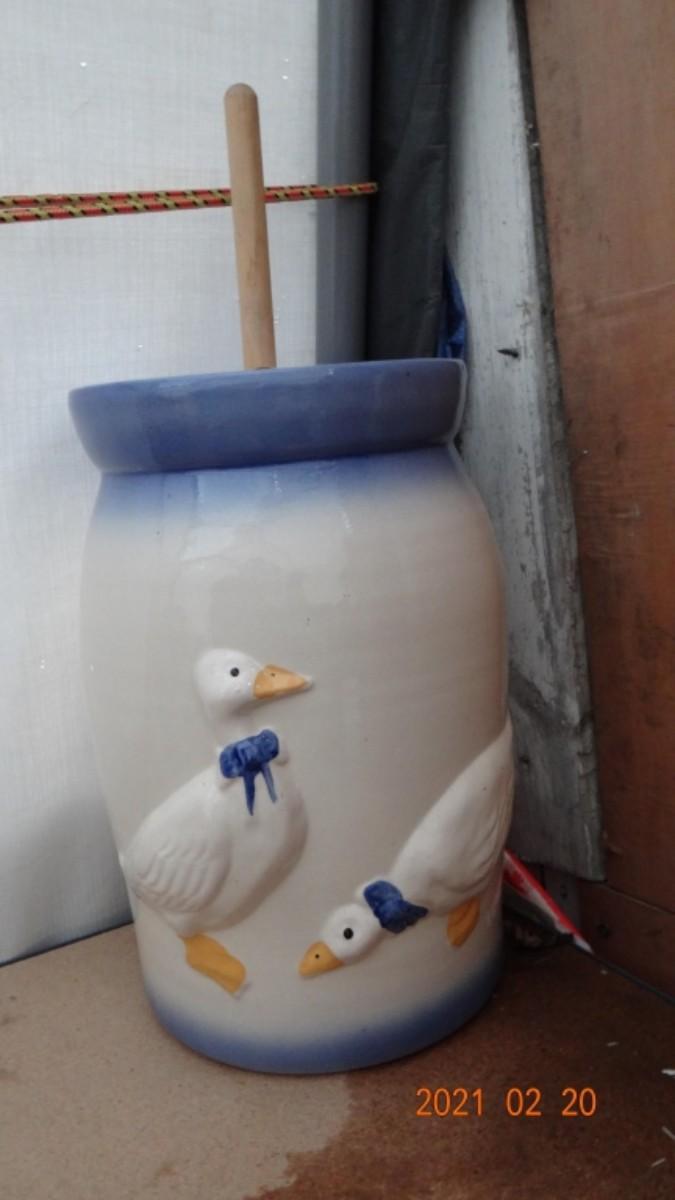 DECORATIVE GOOSE BUTTER CHURN | EstateSales.org