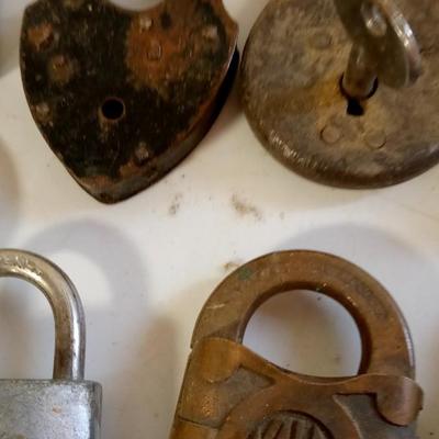 LOT 170 LOT OF OLD LOCKS | EstateSales.org