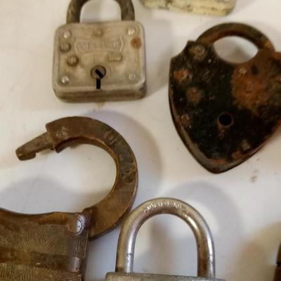 LOT 170 LOT OF OLD LOCKS | EstateSales.org