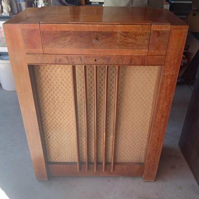 ANTIQUE PHILCO TUBE RADIO CONSOLE | EstateSales.org