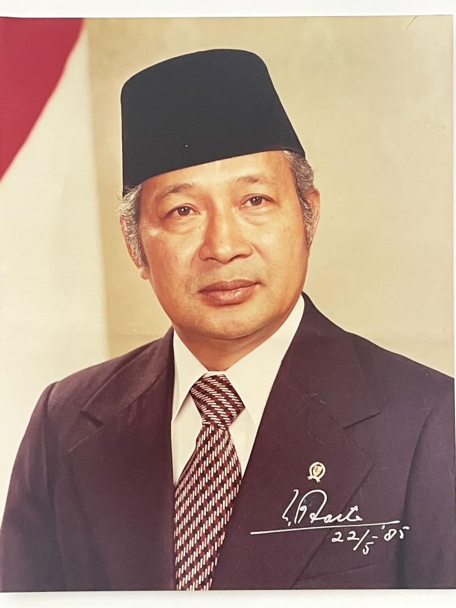 Indonesian president Sukarno signed photo | EstateSales.org