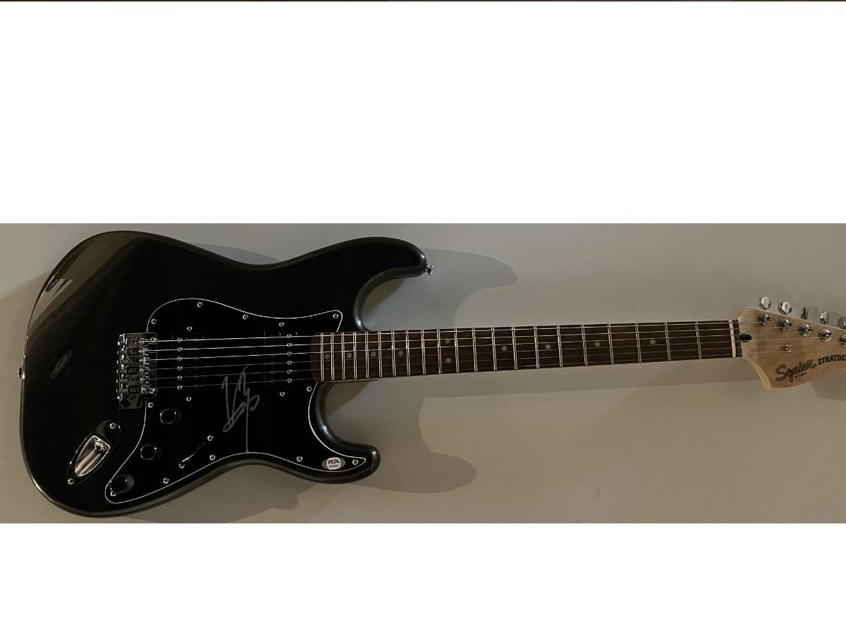 MÃ¶tley CrÃ¼e Vince Neil signed guitar PSA | EstateSales.org
