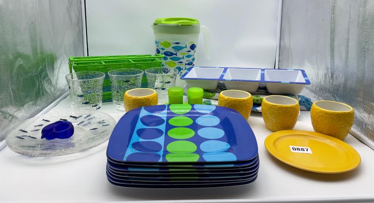 Plastic ware assortment | EstateSales.org