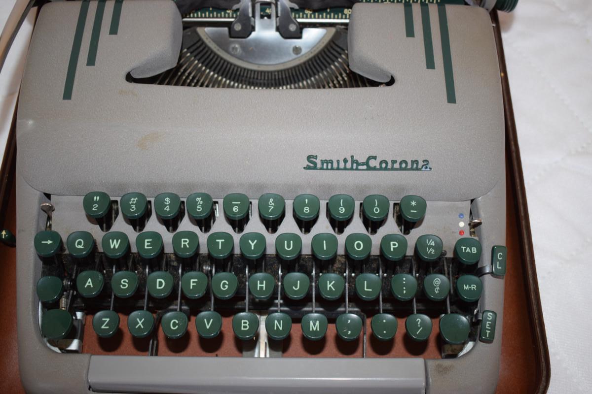 Vintage Manual Smith-Corona Typewriter in case | EstateSales.org