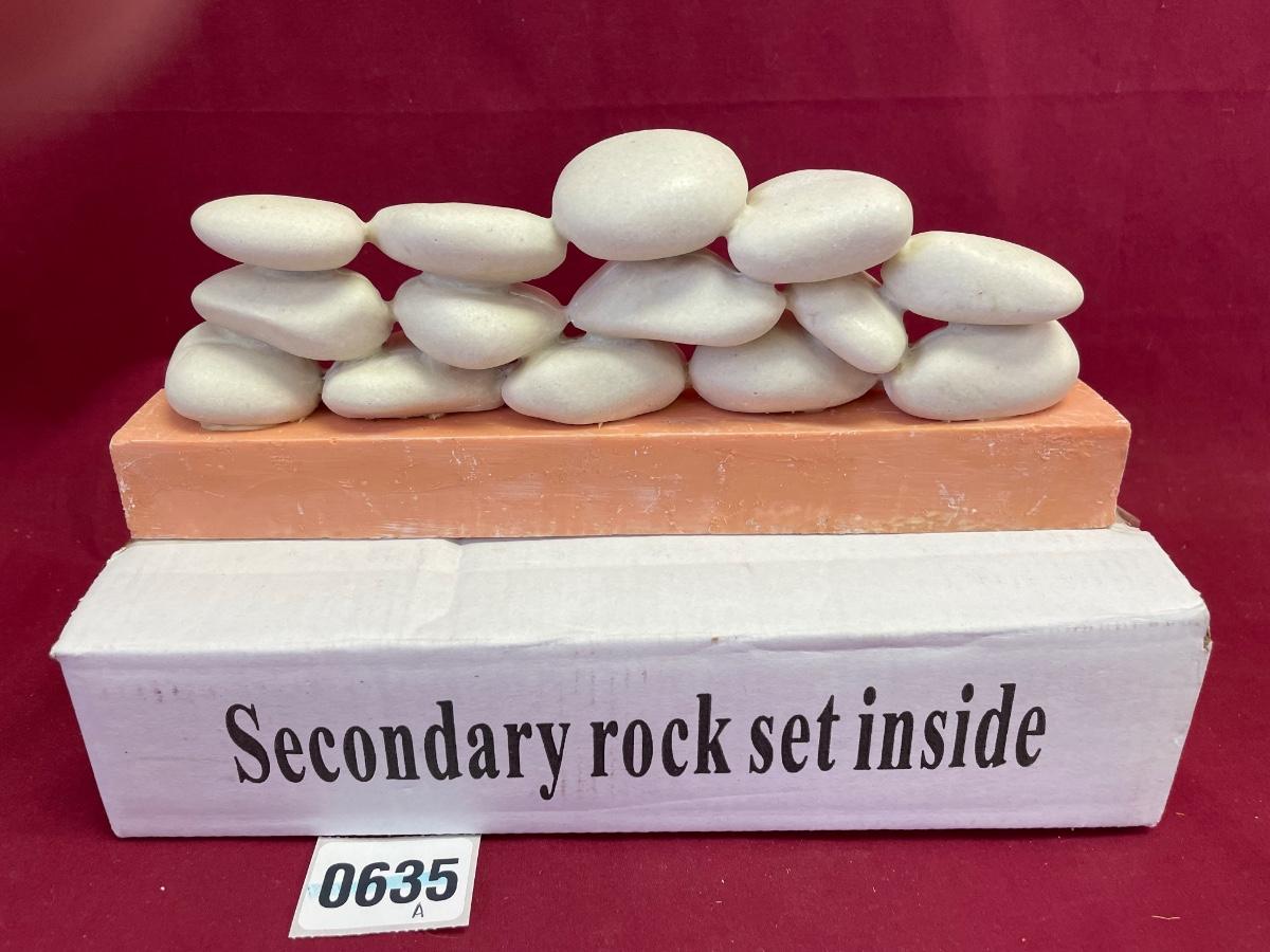 Secondary rock set | EstateSales.org