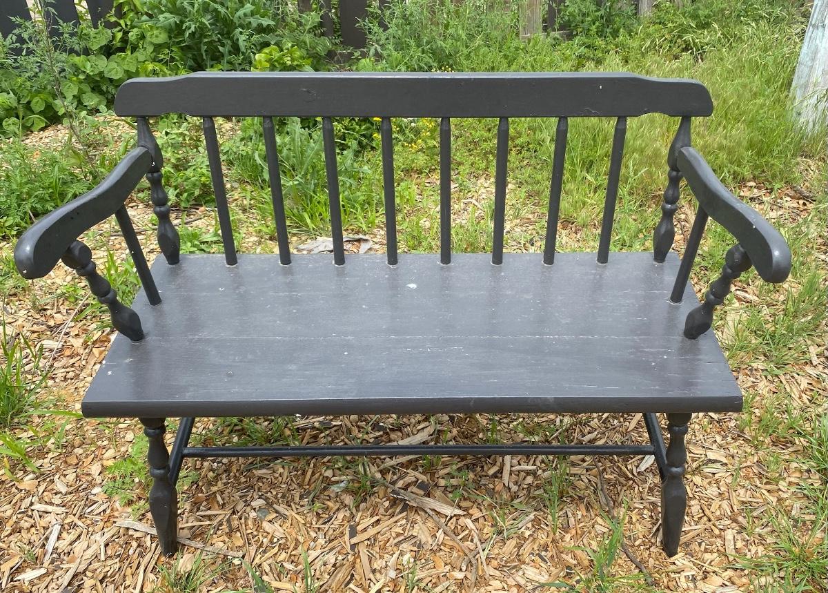 Cute wood bench | EstateSales.org