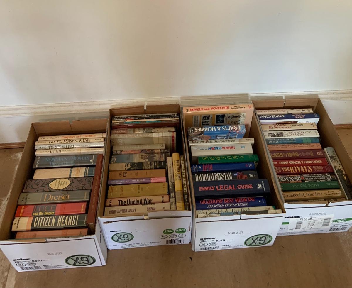 LOT:27G: Large Collection of Books | EstateSales.org