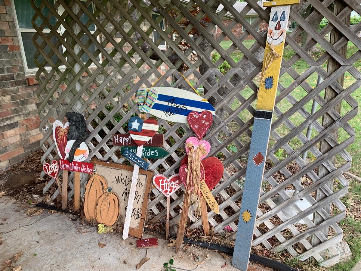 Outdoor seasonal signs | EstateSales.org