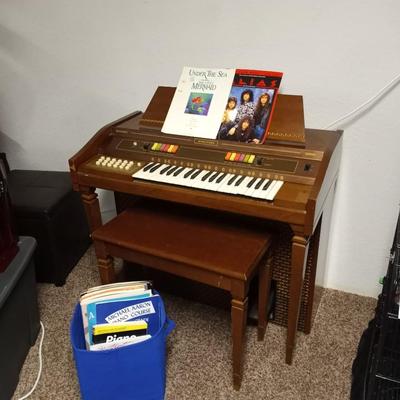 WURLITZER FUNMAKER ORGAN WITH BENCH AND SHEET MUSIC | EstateSales.org
