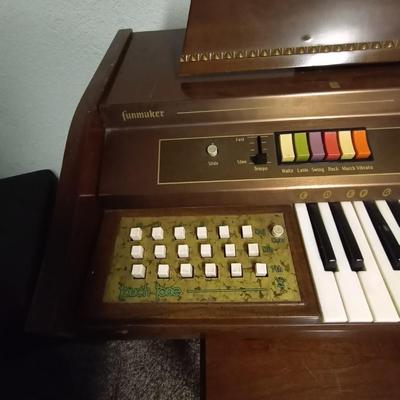 WURLITZER FUNMAKER ORGAN WITH BENCH AND SHEET MUSIC | EstateSales.org
