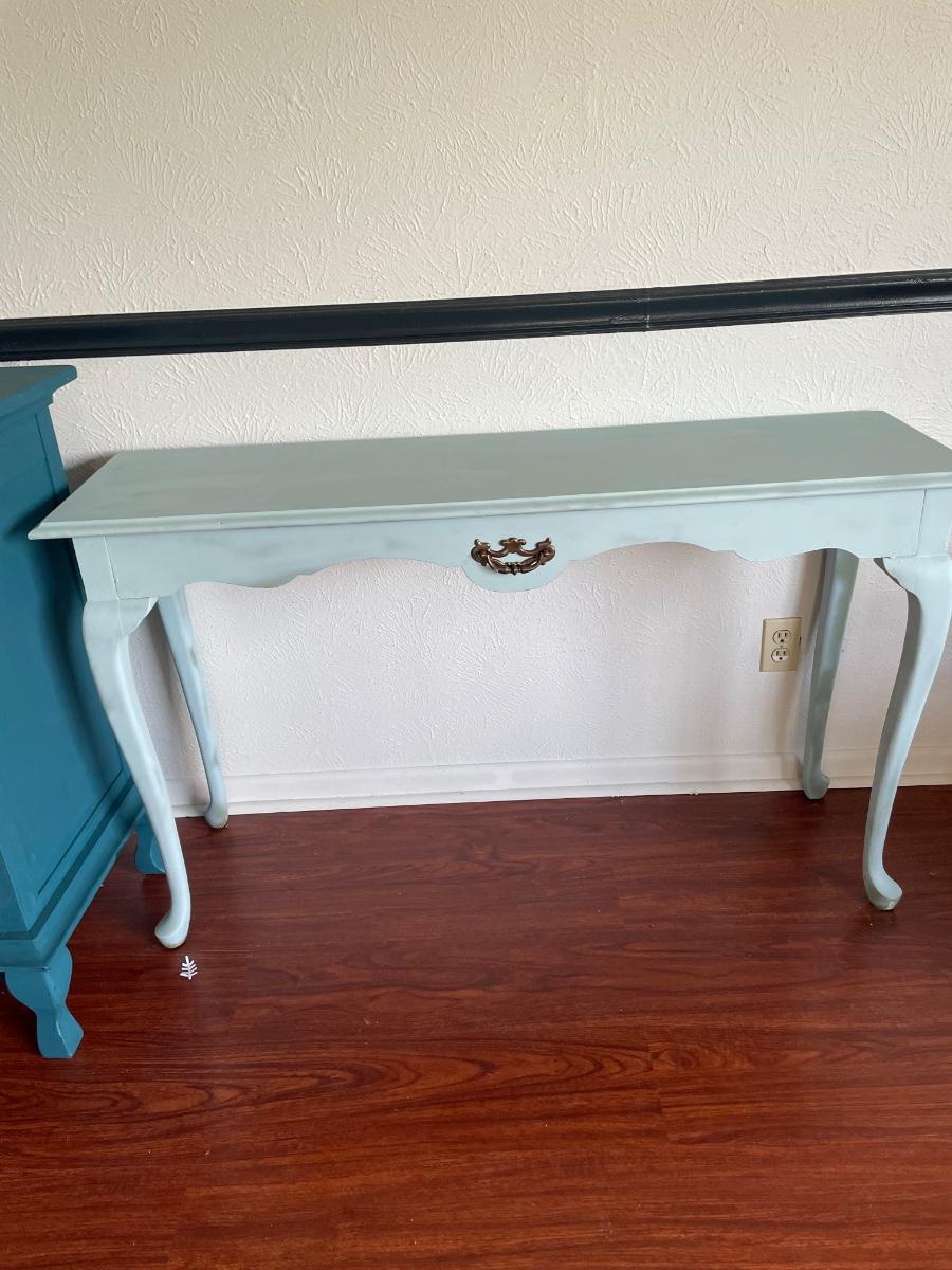 Pretty Blue Bird Color sofa table | EstateSales.org