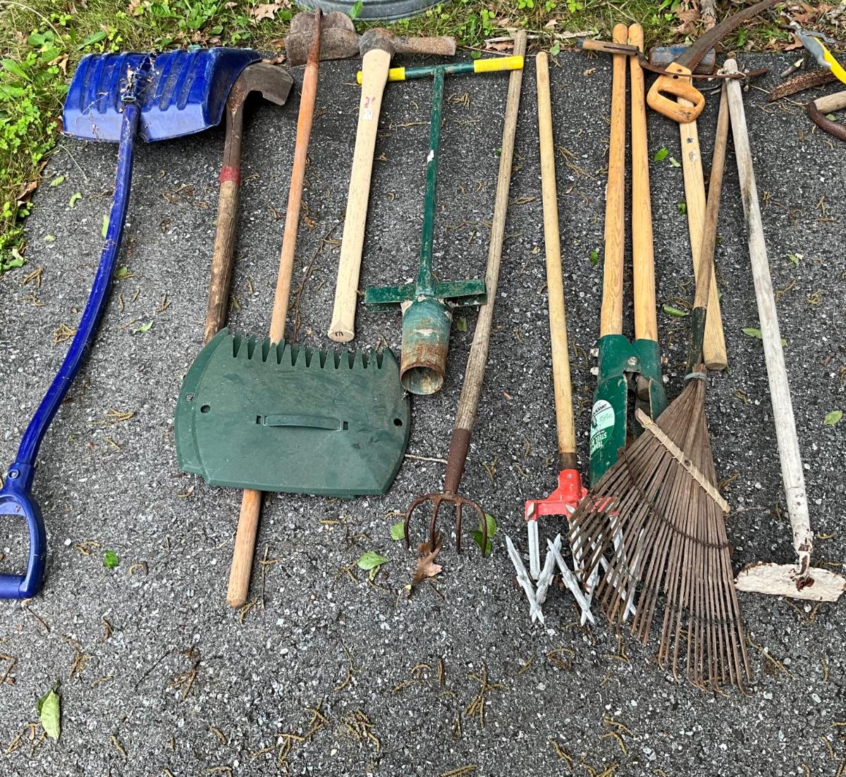 Lot 719 Lot of Yard Tools | EstateSales.org