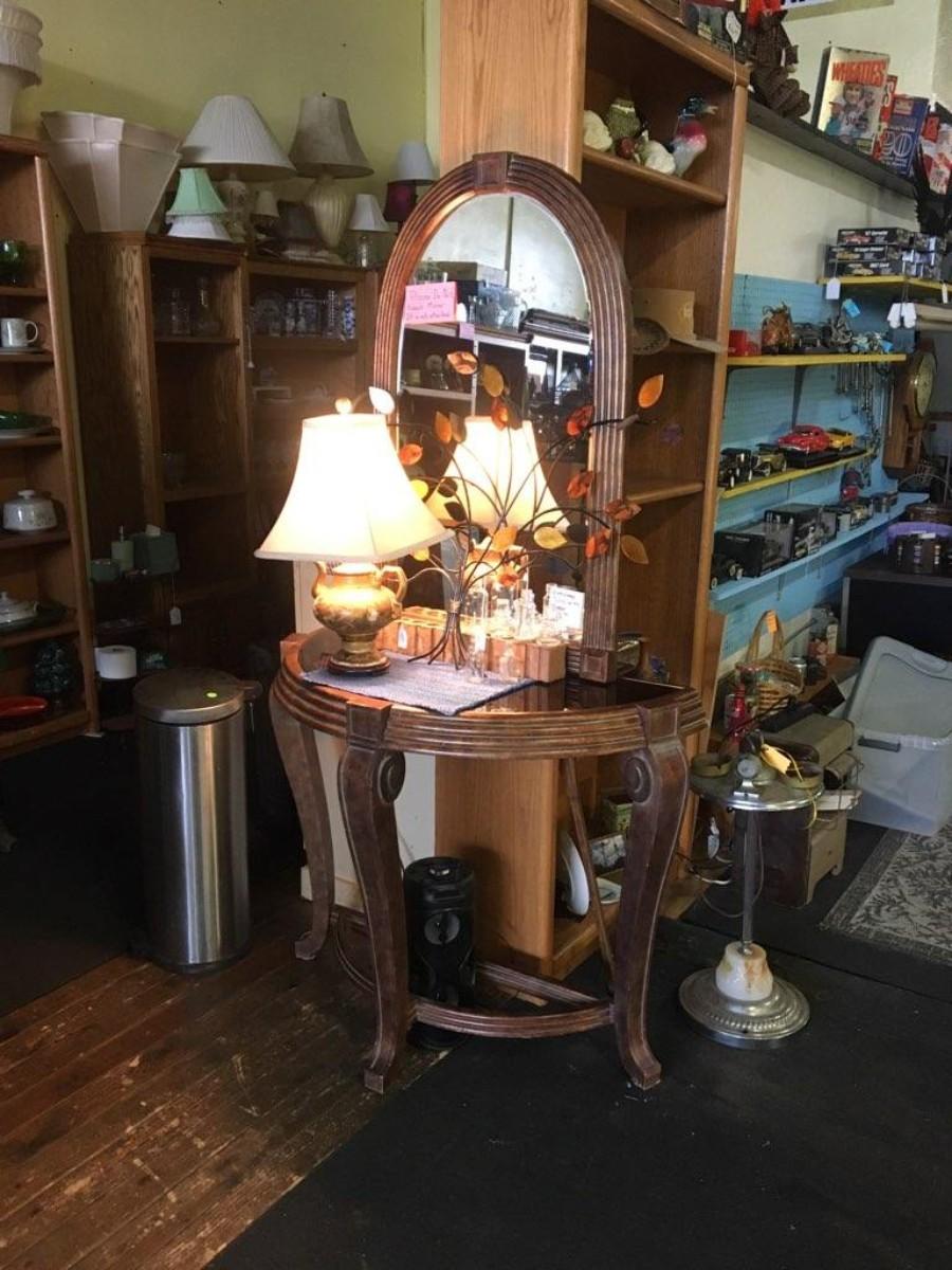 Hallway Entry Stand with nice mirror | EstateSales.org