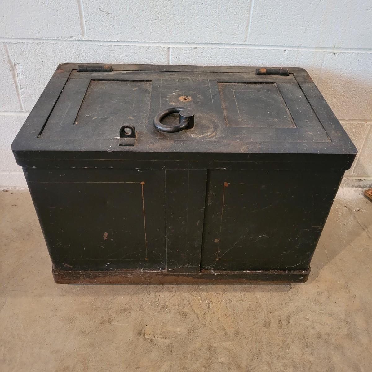 Hall's Safe Co Antique Safe (1G-DW) | EstateSales.org