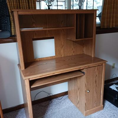 SAUDER WOODEN COMPUTER DESK WITH HUTCH | EstateSales.org