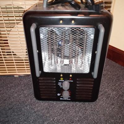 TOASTMASTER BOX FAN AND AN ELECTRIC HEATER | EstateSales.org