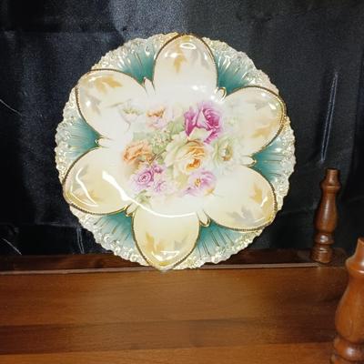 WOODEN WALL SHELF AND COLLECTOR PLATES | EstateSales.org